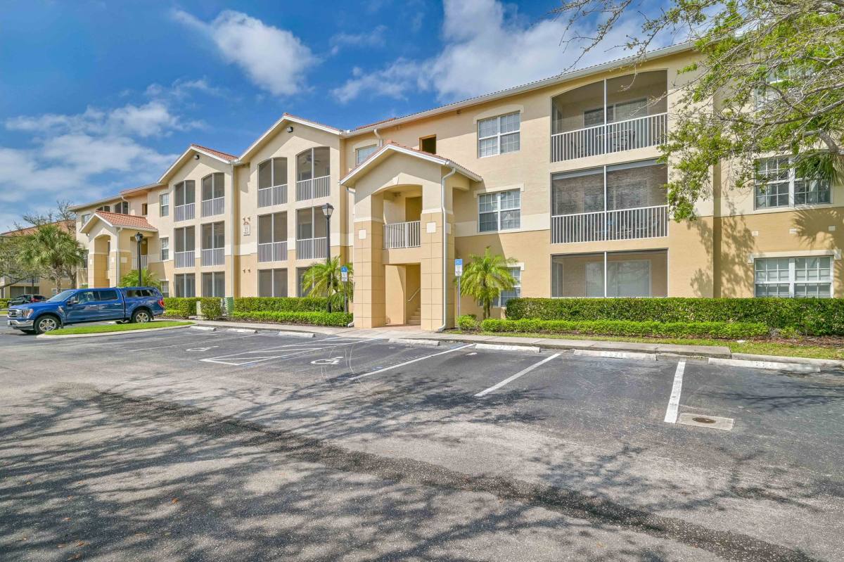 9035 Colby Dr, Fort Myers, FL 33919 (#78219351) | RentalSource