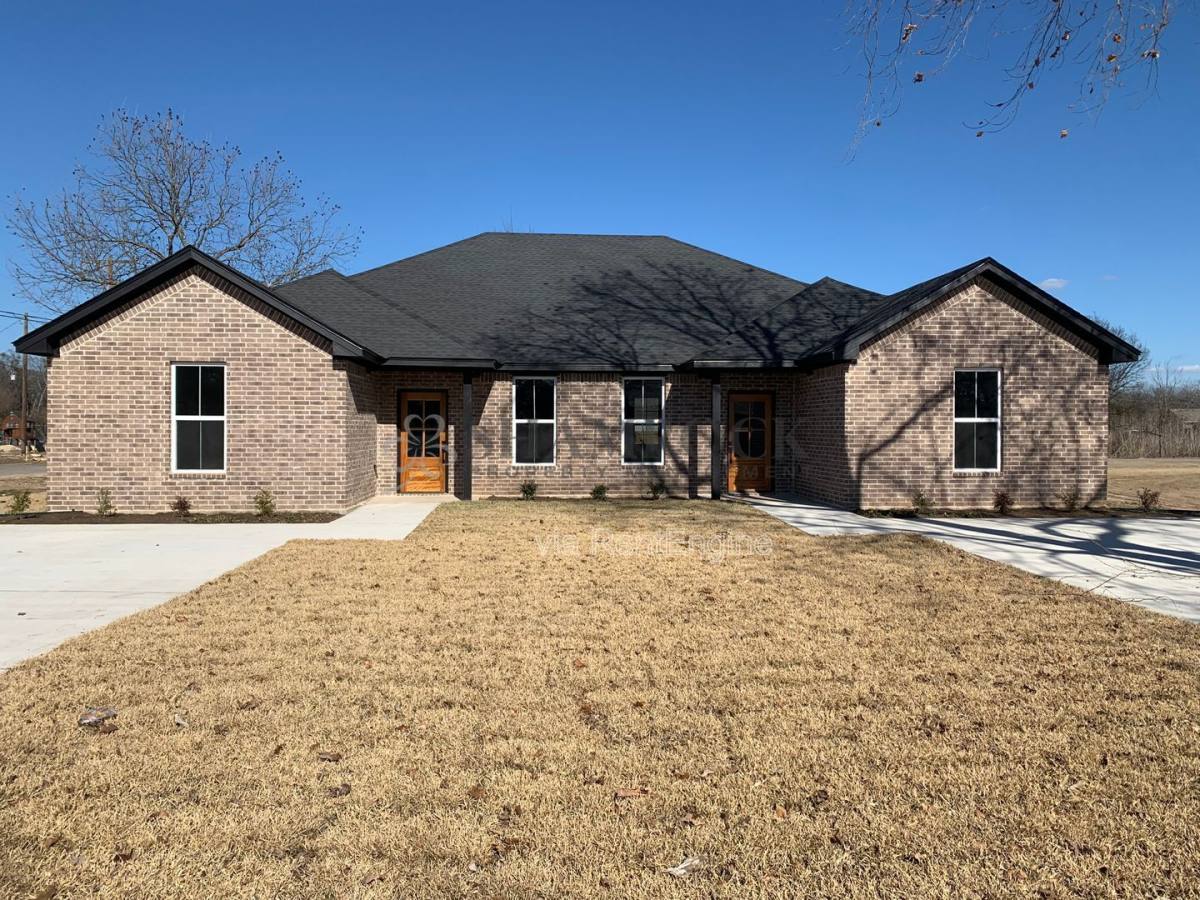 113 N Van Buren Ave, McGregor, TX 76657 | RentalSource